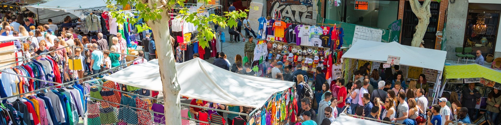 El Rastro showing street scenes and markets as well as a large group of people