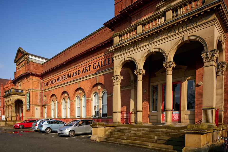 O Museu e Galeria de Arte de Salford, com arquitetura clássica e fachada de tijolos vermelhos.