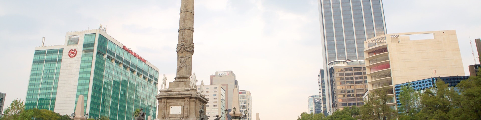 The Angel of Independence Monument showing a monument, central business district and a city