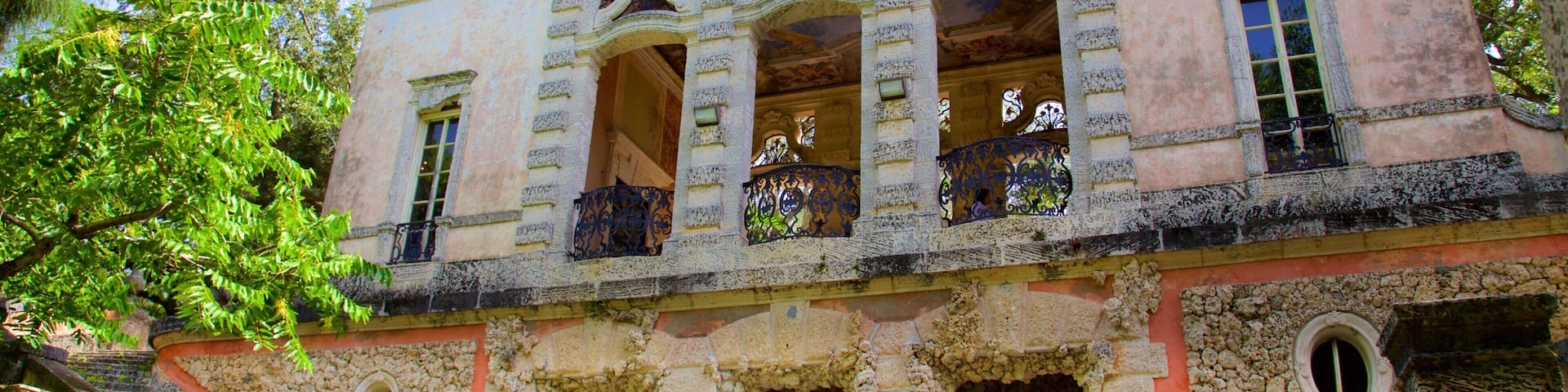 Vizcaya Museum and Gardens mostrando arquitetura de patrimĂŽnio