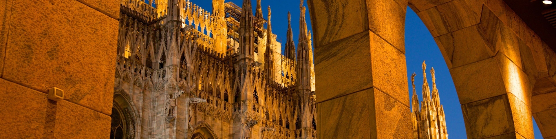 Duomo que inclui cenas noturnas, uma igreja ou catedral e arquitetura de patrimônio