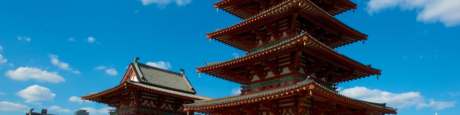 Templo de Shitennoji caracterizando elementos religiosos, um templo ou local de adoração e arquitetura de patrimônio