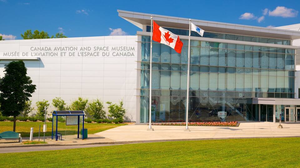 Canada Aviation and Space Museum que inclui uma cidade e arquitetura moderna
