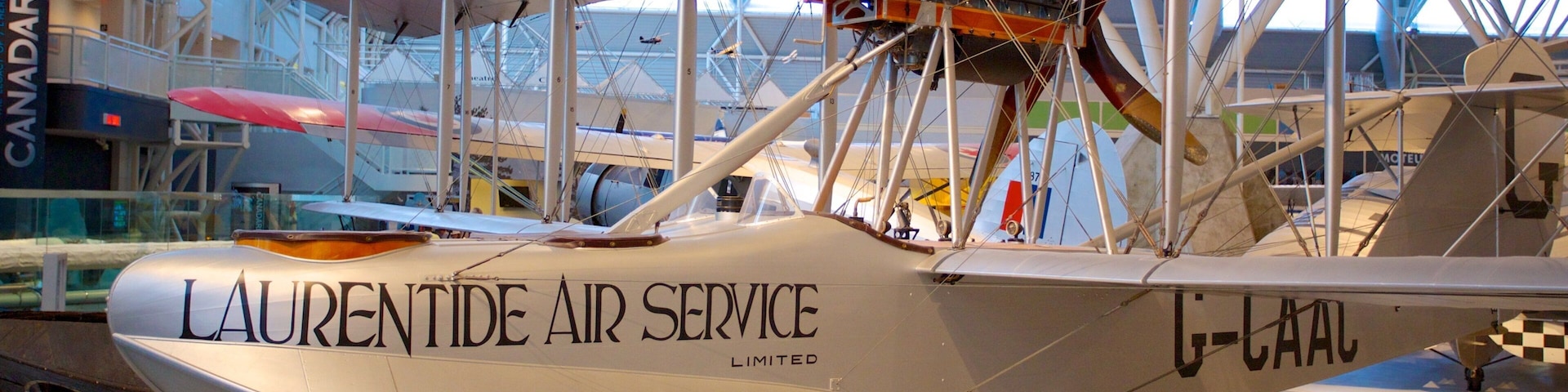 Canada Aviation and Space Museum mostrando aeronave e vistas internas