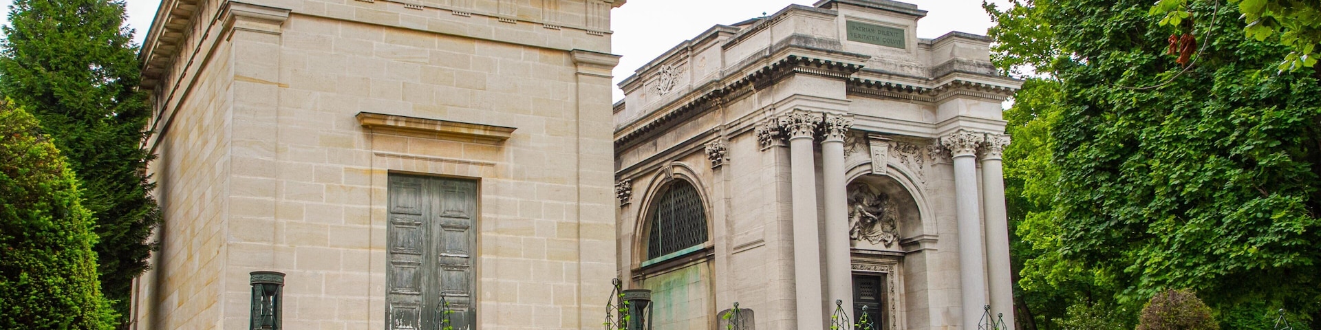 Pere Lachaise Cemetery showing a cemetery, a church or cathedral and flowers