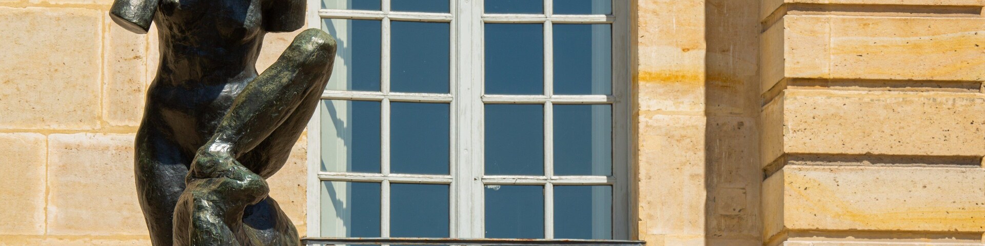 Rodin Museum showing flowers and a statue or sculpture