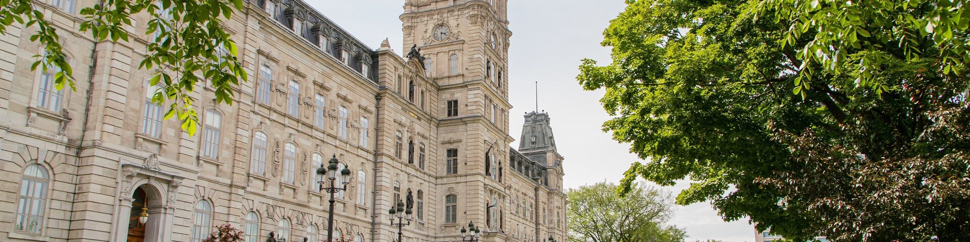 Parliament Building showing a park, heritage architecture and an administrative buidling