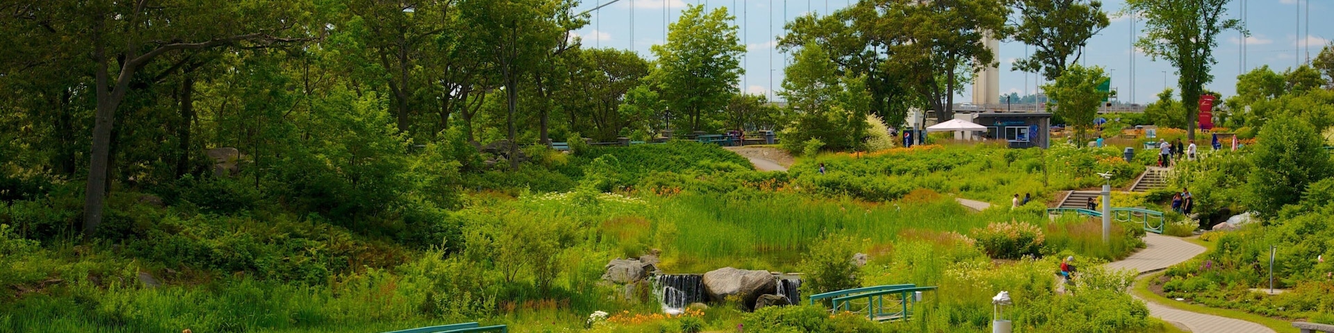 Parc Aquarium du Québec mostrando uma ponte e um parque