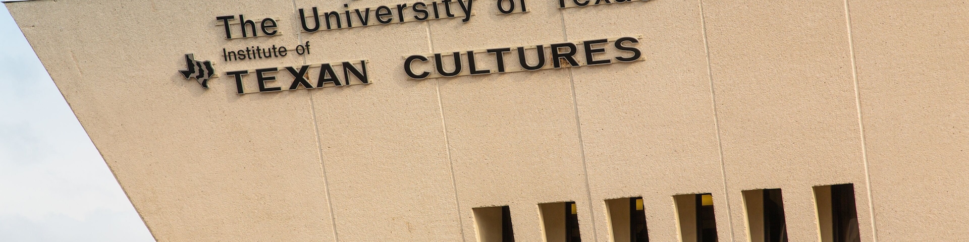 Placa do Instituto de Culturas Texanas da Universidade do Texas em um edifício.