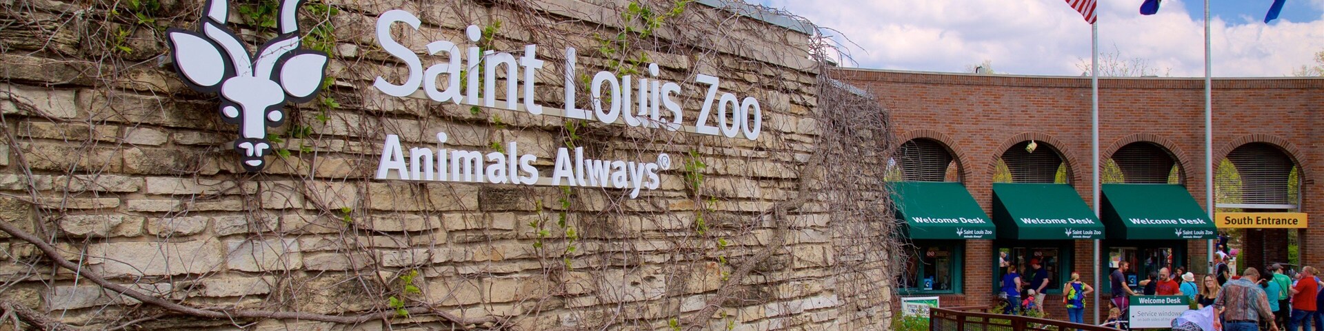 Placa do Zoológico de St. Louis com trepadeiras na parede.