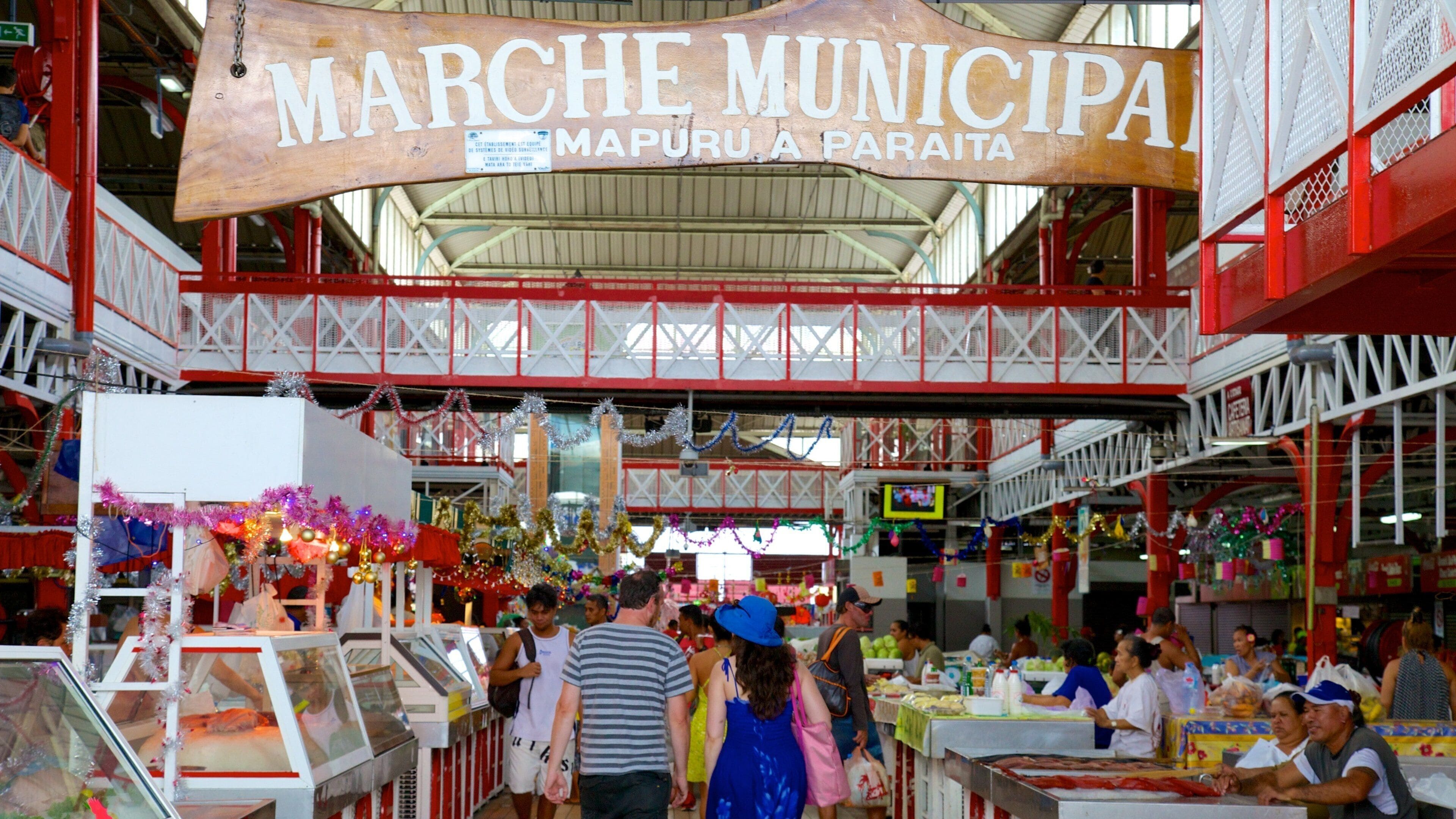 Um mercado movimentado com uma placa que diz 'MARCHE MUNICIPAL MAPURU A PARAITA'.