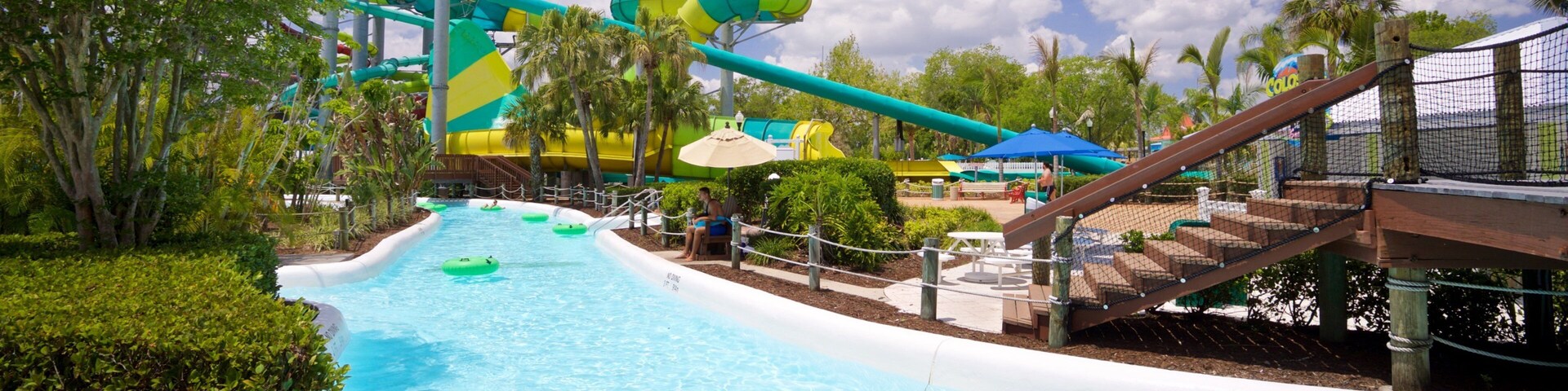Um parque aquático com uma piscina grande, toboáguas e boias infláveis.