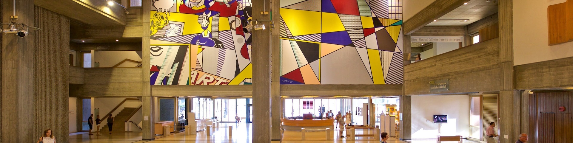 Museu de Arte de Tel Aviv mostrando arte e vistas internas assim como um pequeno grupo de pessoas