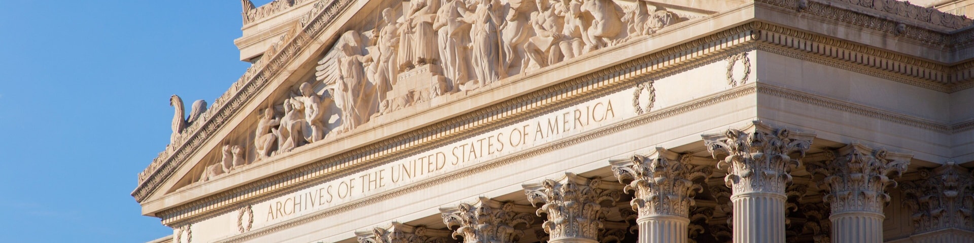 O Capitólio dos Estados Unidos, um edifício de arquitetura clássica com colunas e esculturas detalhadas.