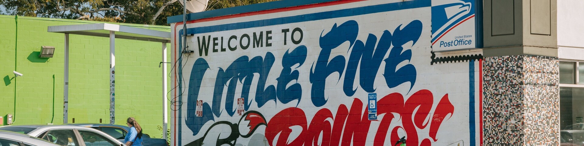 Um mural com o texto "Welcome to Little Fine Points" e uma caixa de correio.