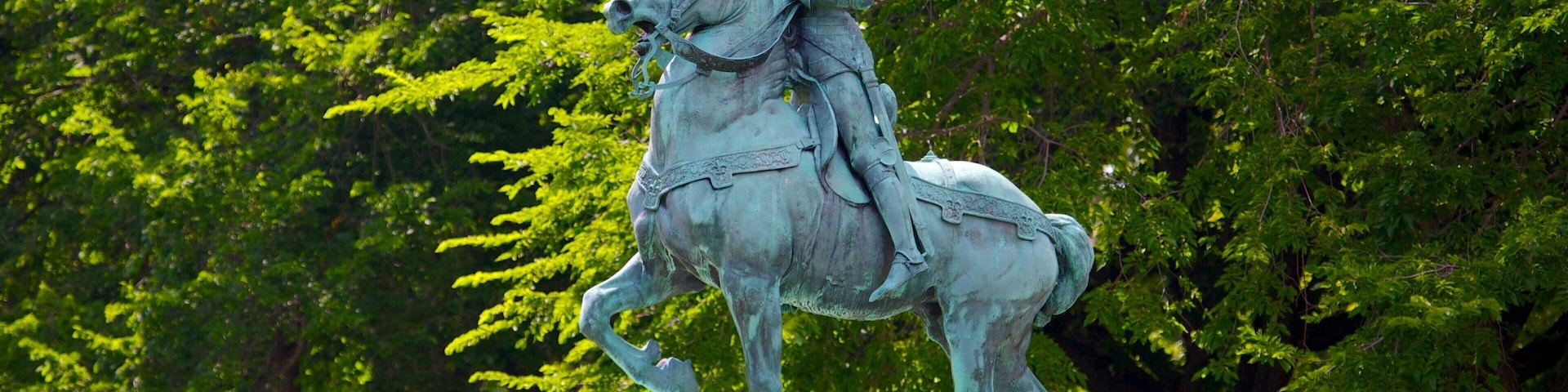 Battlefields Park showing a monument, a park and outdoor art