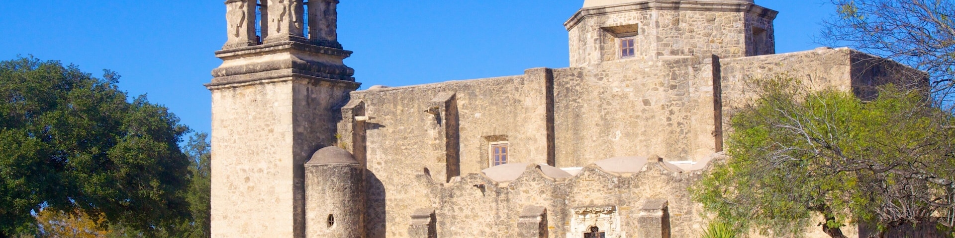 San Antonio Missions National Park que inclui aspectos religiosos, um pequeno castelo ou palácio e um parque