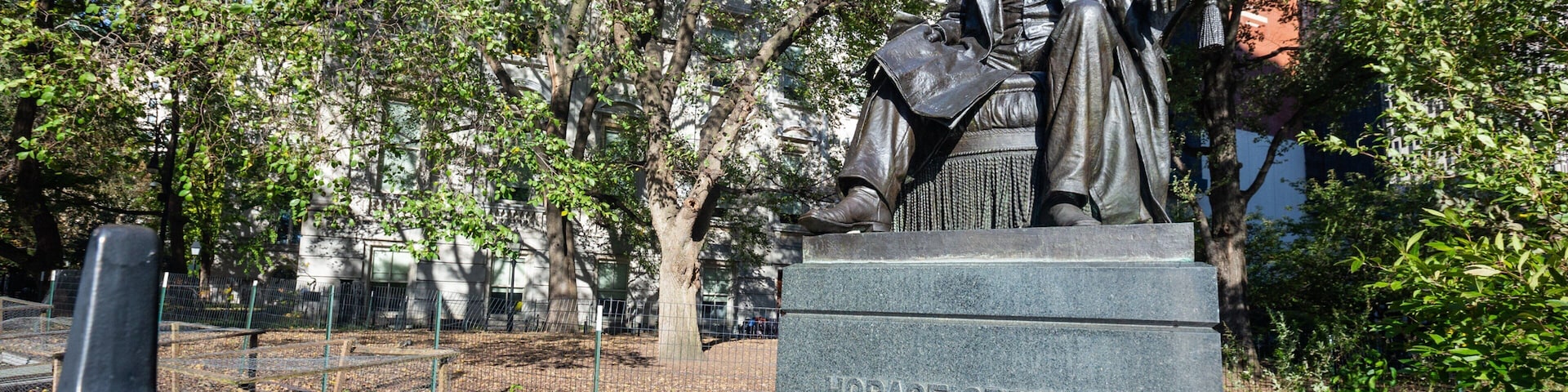 City Hall Park which includes a statue or sculpture and a park