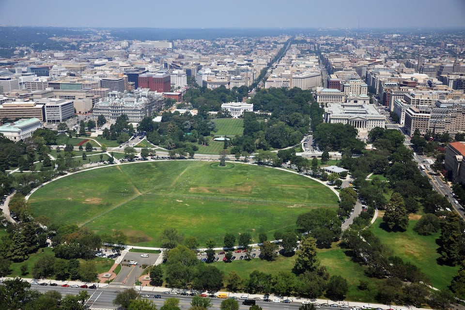 Vista urbana com um grande parque circular rodeado por edifícios e ruas.