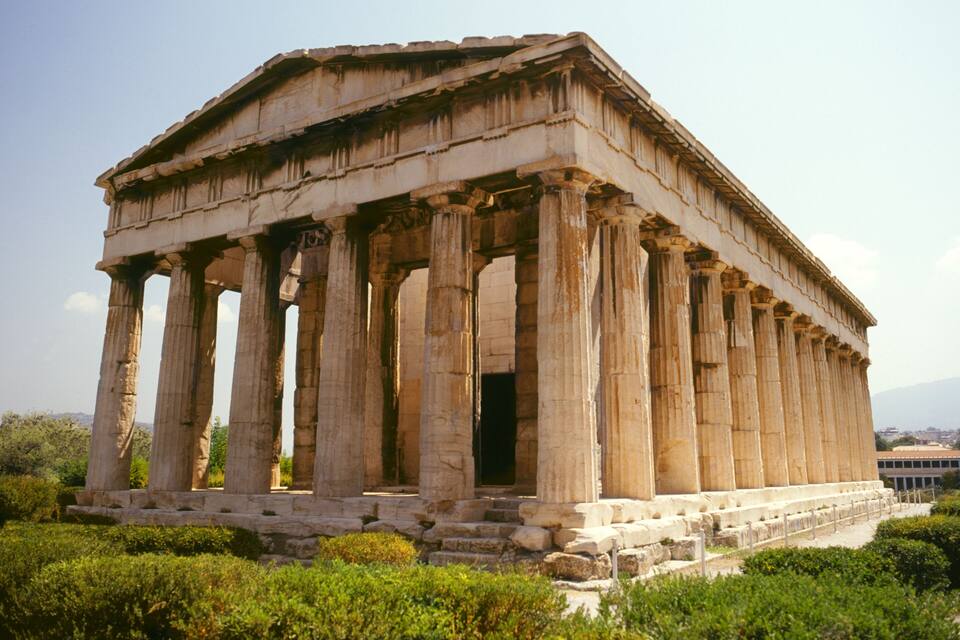 Um templo grego antigo com colunas dóricas e estrutura retangular.