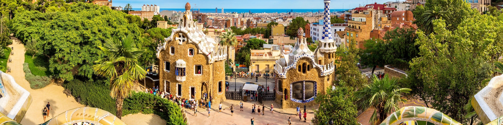 Vista do Parque Güell com sua arquitetura peculiar e mosaicos.