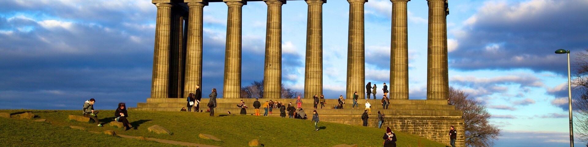 Calton Hill caracterizando escalada ou caminhada, arquitetura de patrimônio e um monumento