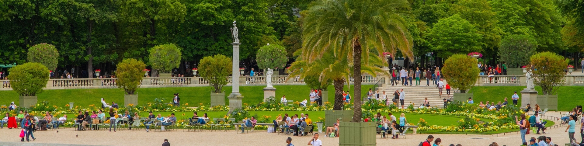 Luxembourg Gardens showing a garden as well as a large group of people