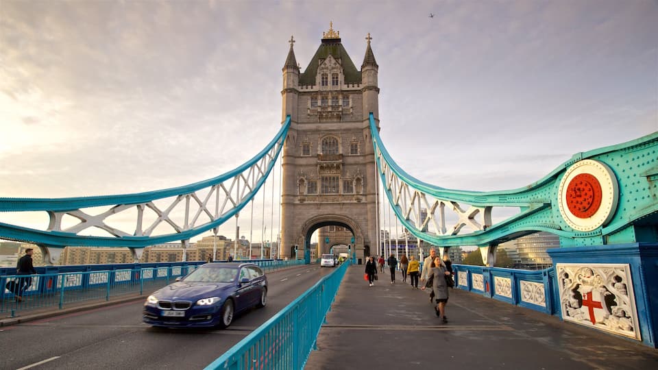 A Tower Bridge em Londres com um carro na rua e pedestres na ponte.