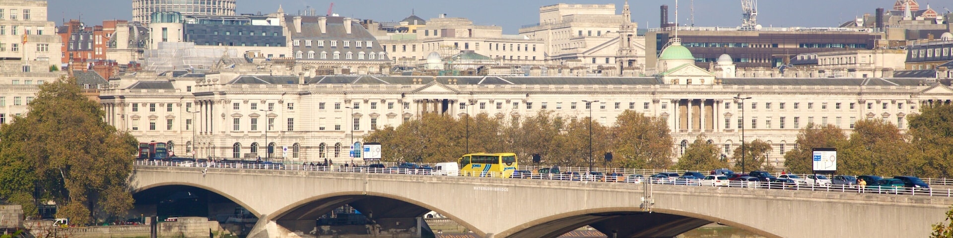 Waterloo Bridge mostrando uma ponte, um rio ou córrego e uma cidade