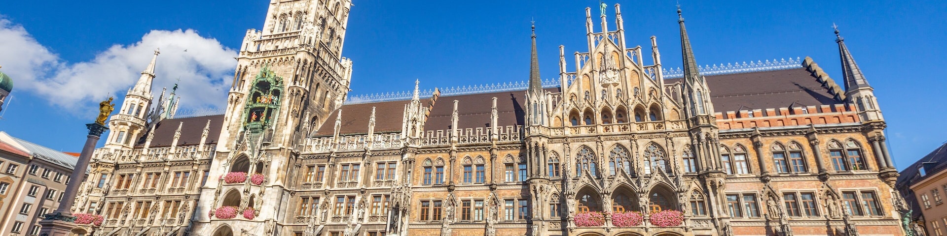 Marienplatz showing a square or plaza, street scenes and heritage architecture