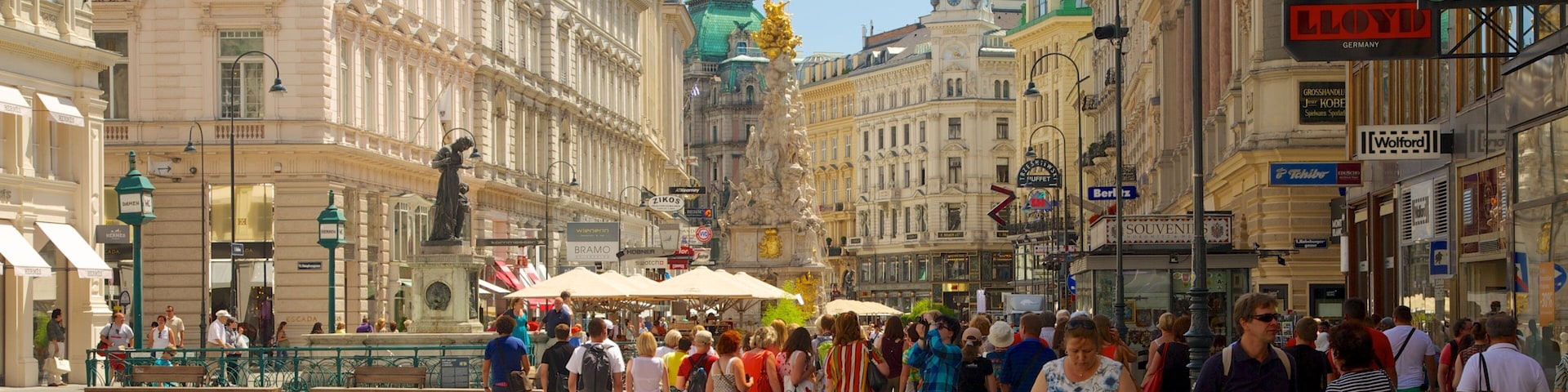 Stephansplatz showing street scenes, heritage architecture and a city
