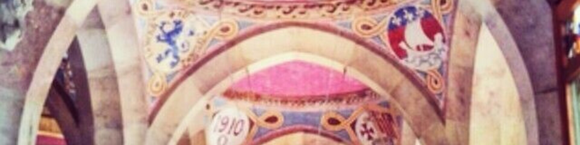 The ceiling of the Hospital de Sant Pau is a perfect example of Catalan modernisme, with the nature-inspired flowers dotting the ceiling.
Can you imagine going to get your annual check-up in a beautiful building like this?