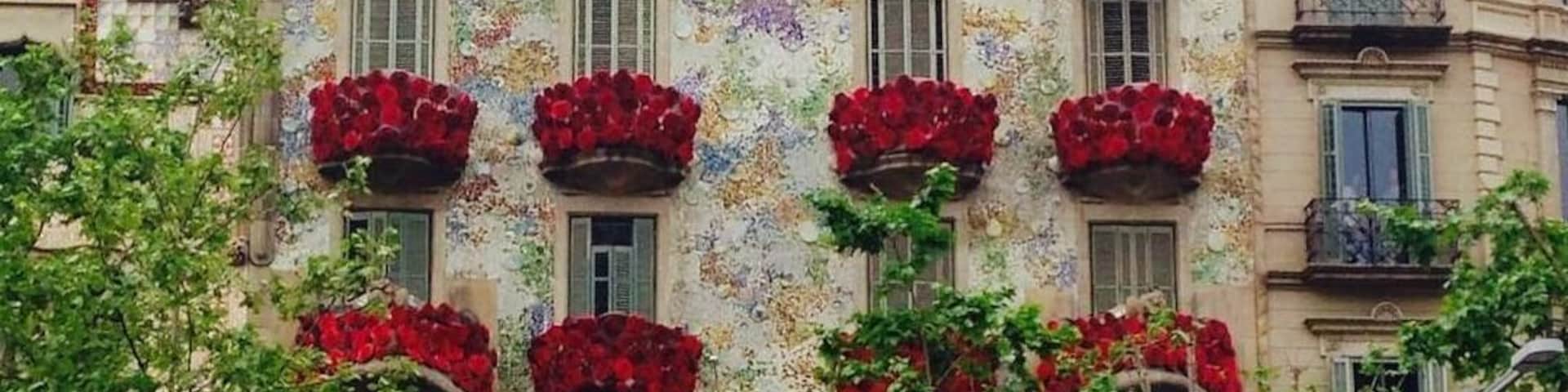Casa Batllo (by Gaudi) wakes up with all its balconies full of roses every 23rd of April, celebrating at George's Day (St Jordi) the day of love, where you exchange books and roses with your loved ones #lifeatexpedia #barcelona #catalonia #spain #art #gaudi #architecture