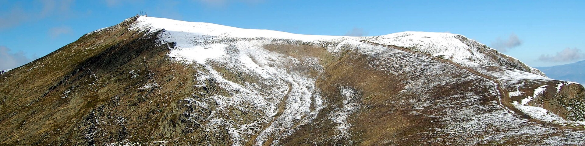 Montanha coberta de neve com céu claro.