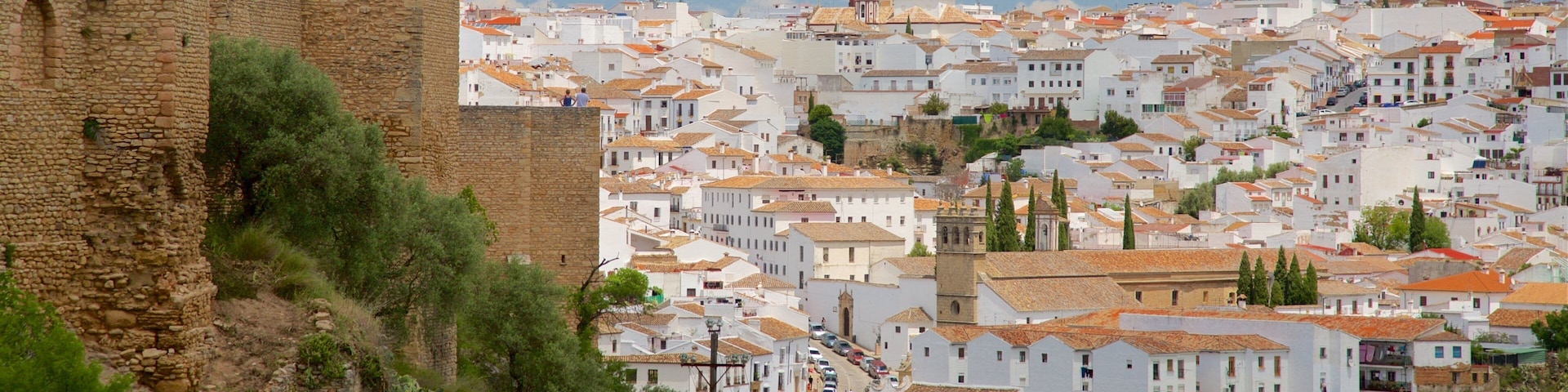 Ronda que inclui uma cidade pequena ou vila e paisagem