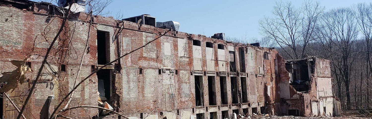 Stumbled upon the remains of an unknown factory
#abandondedbuilding #abandoned_places #factory #urbanexploration #urbanex #bando #abandoned
