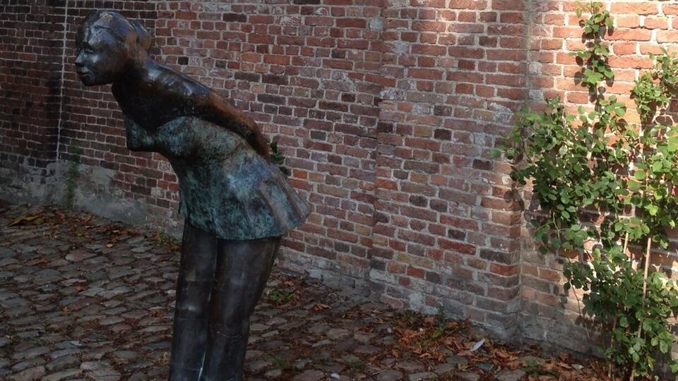 Kissing girl Sofie, a sculpture by Sjer Jacobs. The strangest things happen around this statue. No wonder since it was revealed by an aldermen of the city of Middelburg, with a kiss...
http://www.deweekkrant.nl/artikel/2008/december/09/kussende_sophie
http://www.sjerjacobs.com/en/.