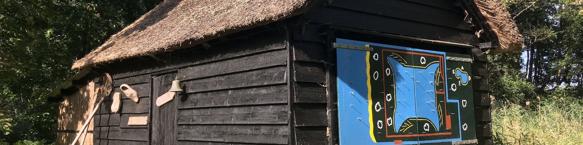 Once the home of the duck hunter, now used to explain how the nearby duck decoy once worked - the English word originates from the Dutch word “eendenkooi”. 
Still has a few ducks left, the lucky kind. The decoy is now in the middle of nature reserve Naardermeer. 
Check out the guided tour: 
https://www.natuurmonumenten.nl/natuurgebieden/naardermeer/agenda/boottocht-naar-eendenkooi-naardermeer