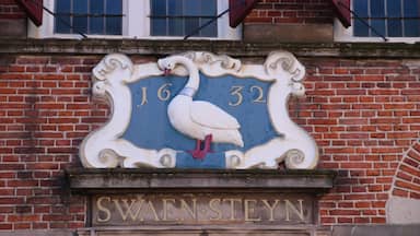 Sinal de cisne com os números 16 e 32 acima e o nome 'Swansteen' abaixo.