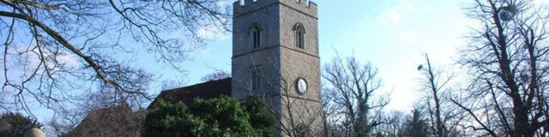 Uma igreja com uma torre alta e um campanário.