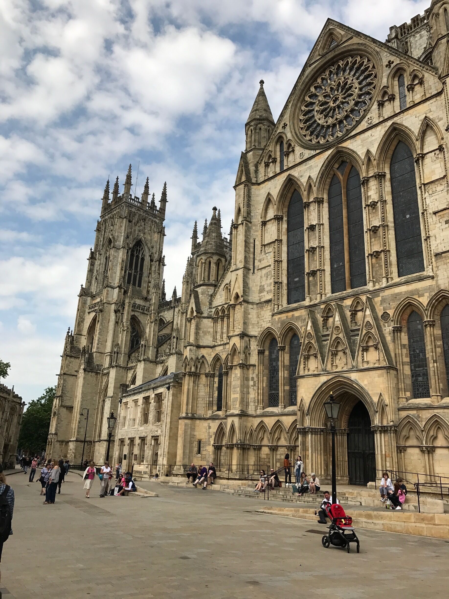Uma catedral histórica com arquitetura gótica detalhada, incluindo arcos ogivais e um grande vitral de rosa.