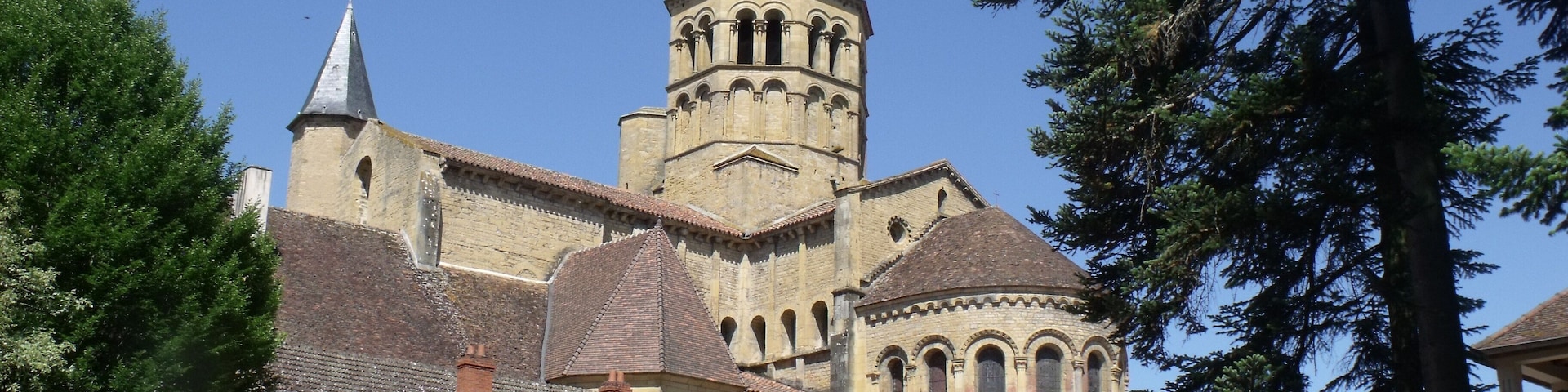 This building is indexed in the Base Mérimée, a database of architectural heritage maintained by the French Ministry of Culture, under the reference PA00113382 .