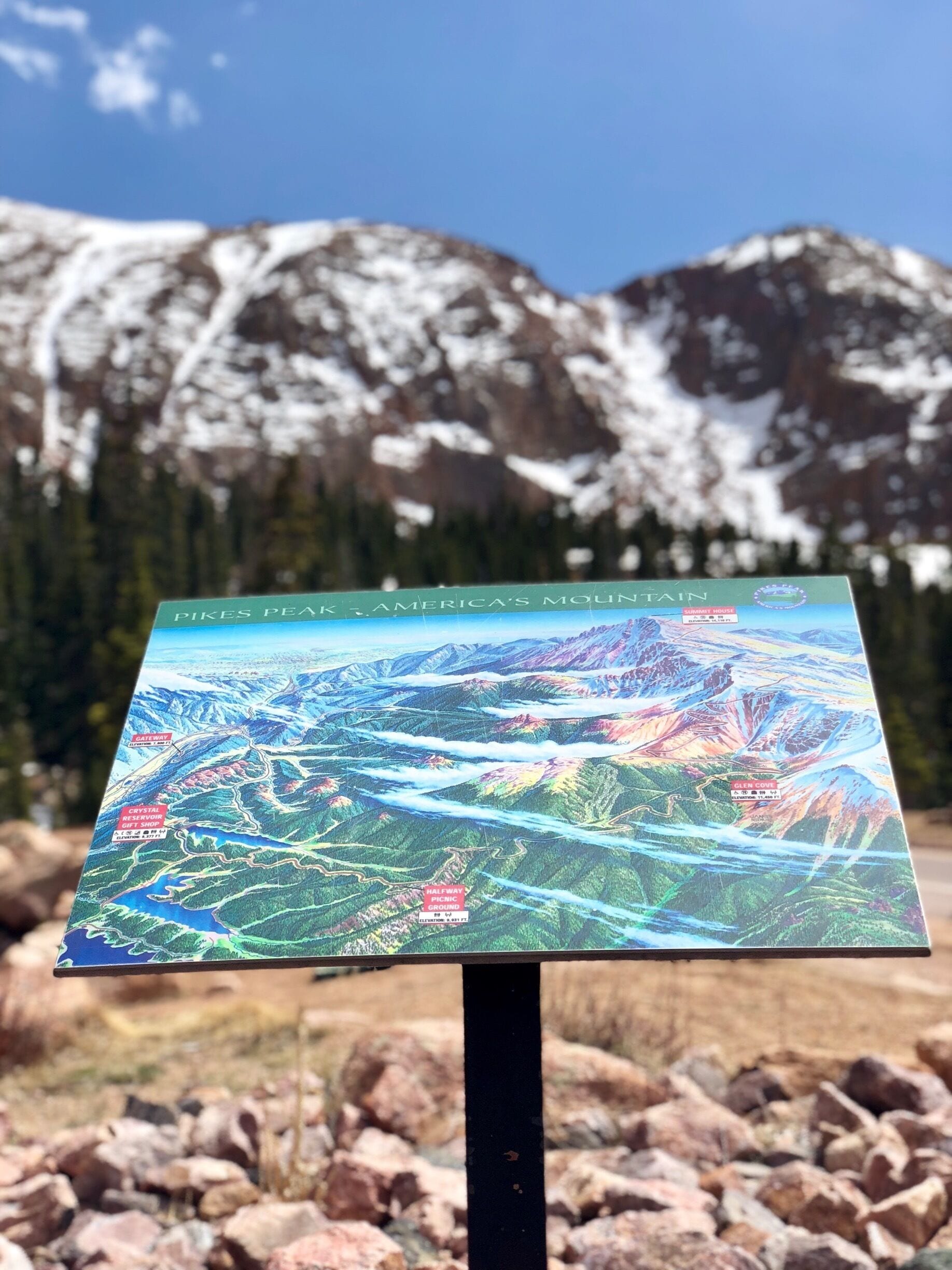 Mapa do Pikes Peak com pontos de referência como o reservatório Crystal e a área de piquenique Halfway.