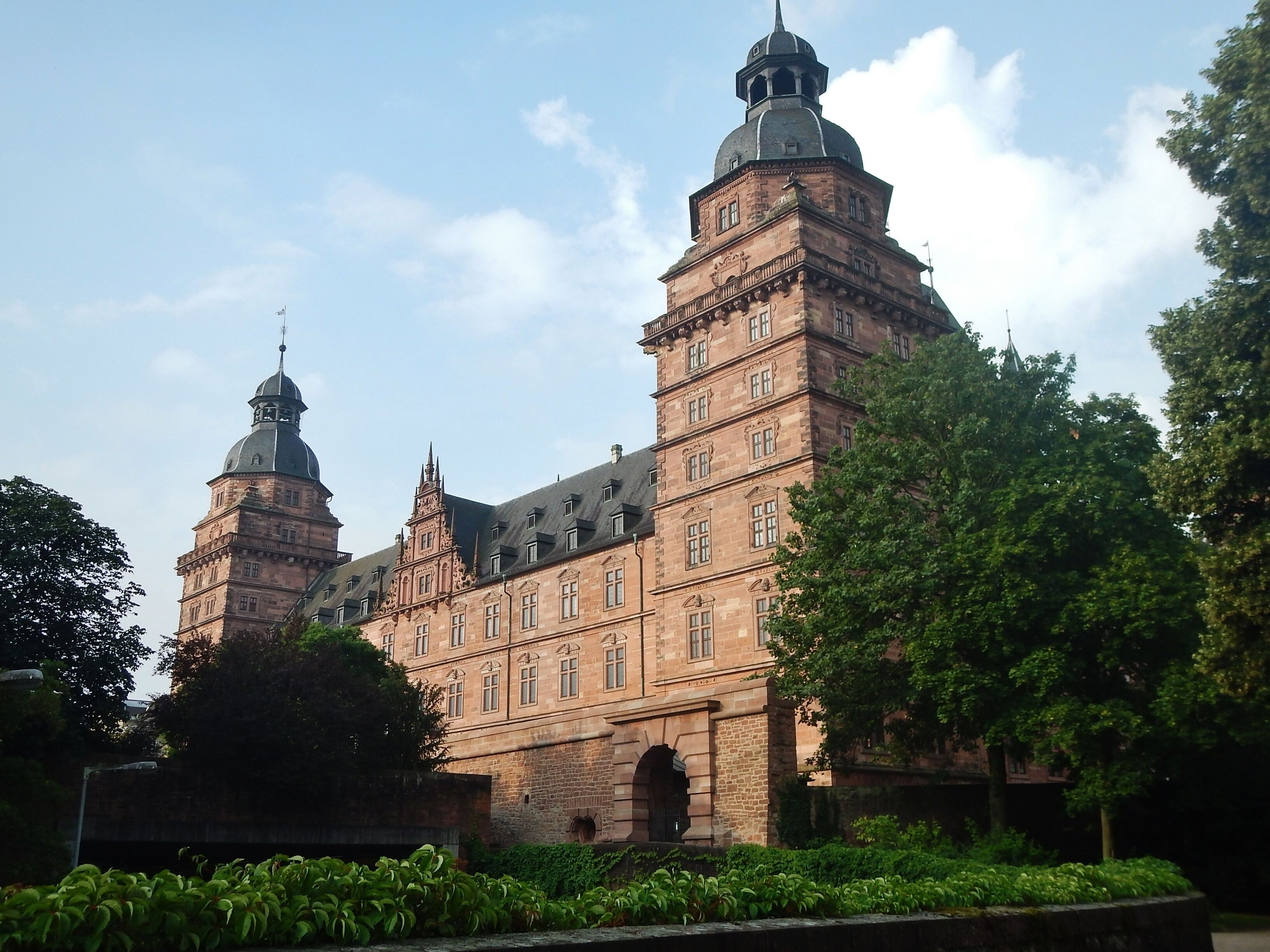 Um edifício histórico com duas torres imponentes e uma grande seção central.