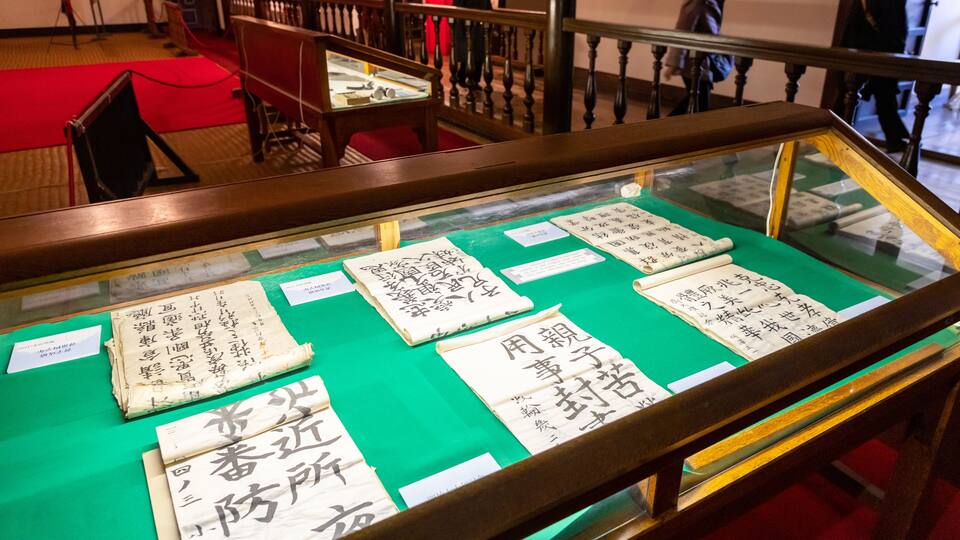 Vitrine com antigos rolos de caligrafia chinesa.