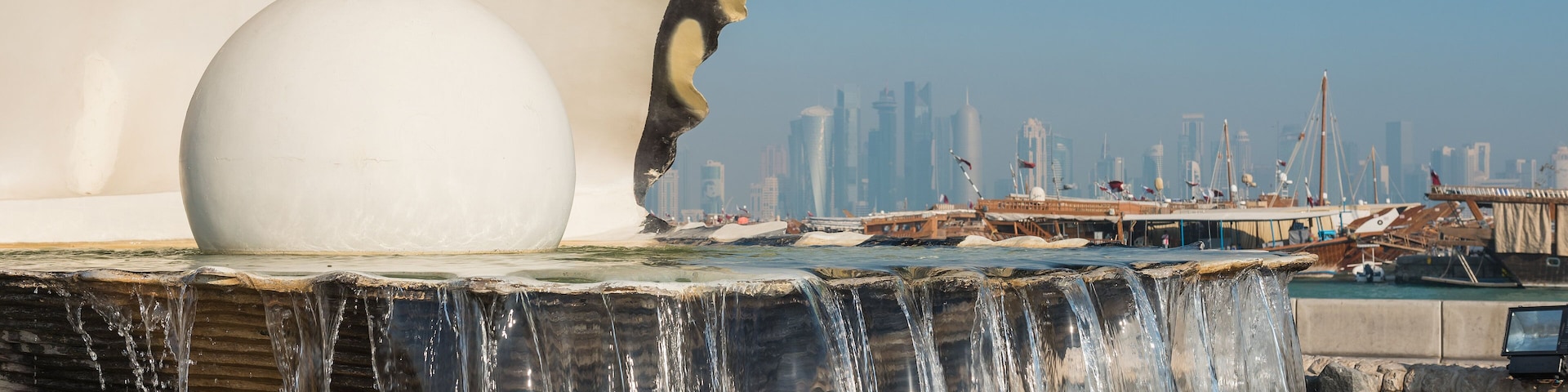 Pearl Monument showing a fountain