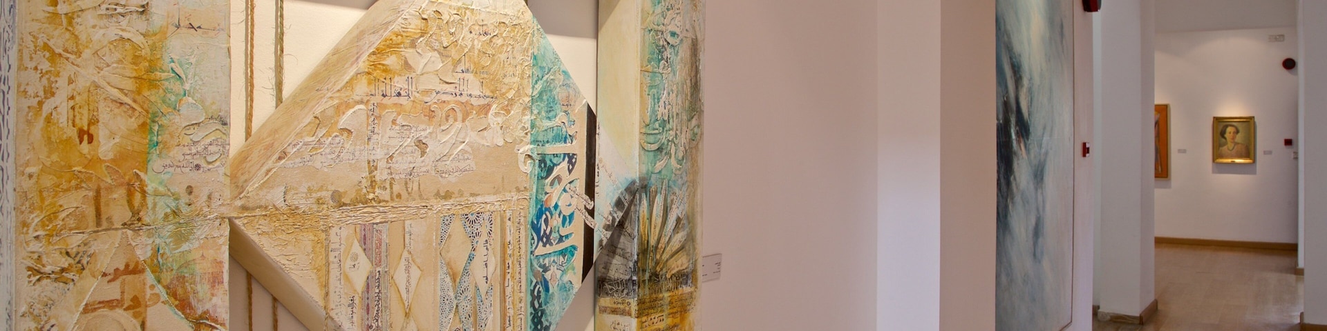 Galeria Nacional de Belas Artes da Jordânia que inclui vistas internas e arte