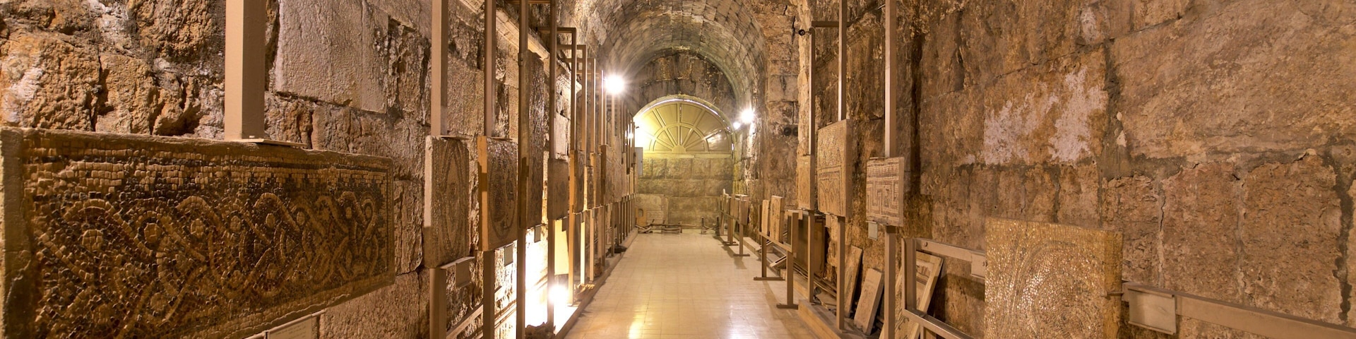 Museu de Tradições Populares da Jordânia caracterizando elementos de patrimônio e vistas internas
