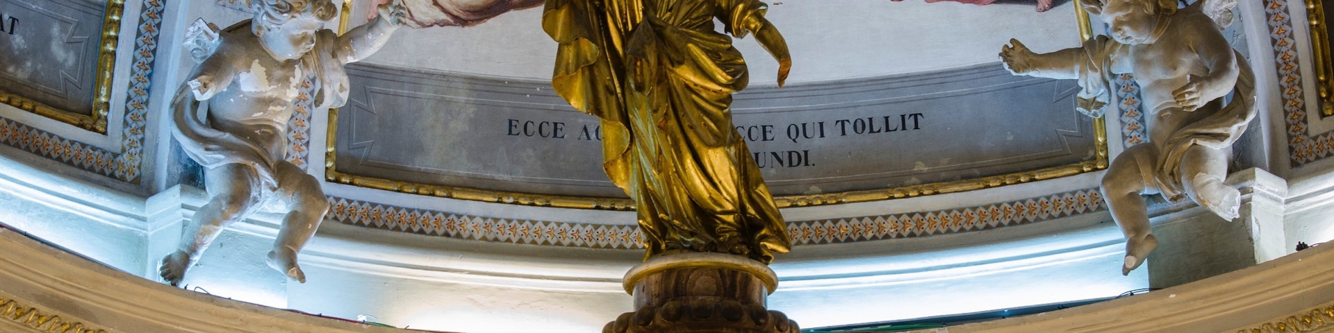 Oratorio de la Santa Cueva featuring interior views, religious aspects and heritage elements