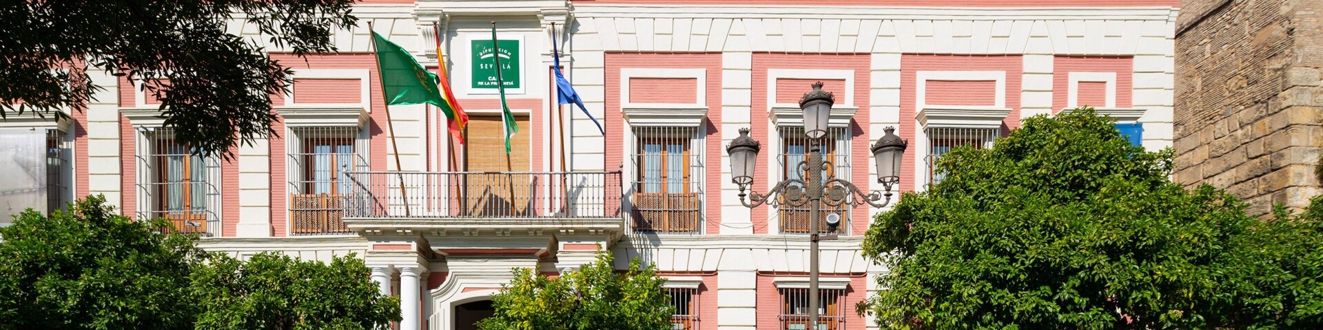 Triunfo Plaza which includes heritage architecture